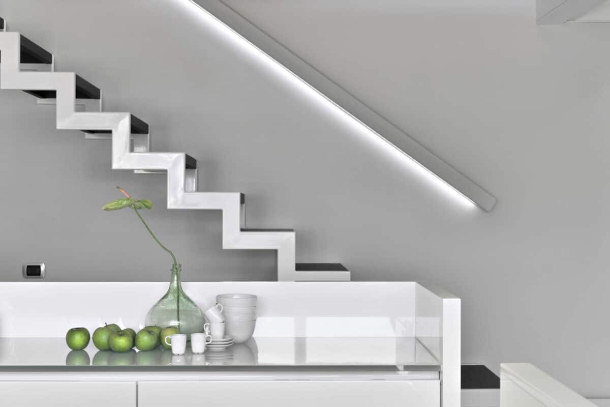 Traprenovatie met verlichting: Opties & kosten [+ inspiratie]
